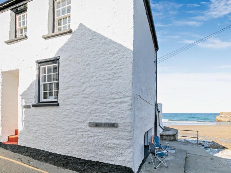 Beachfront Holiday Cottages in Cornwall | Sea Views