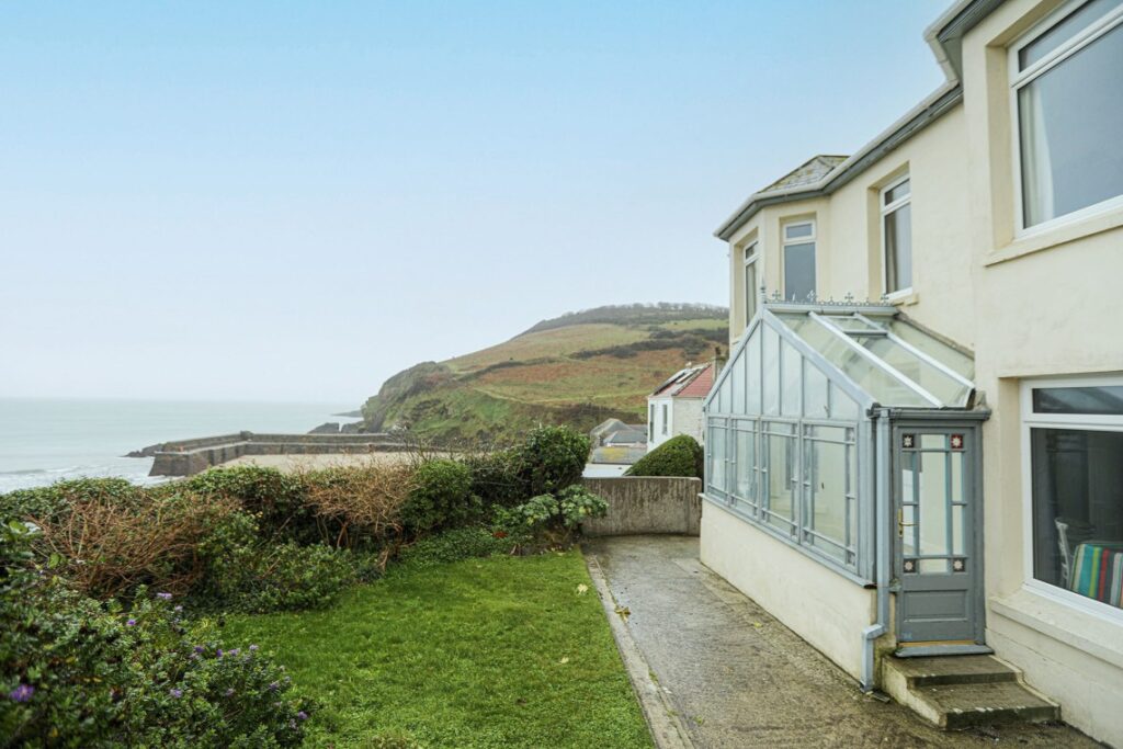 Beachfront Holiday Cottages in Cornwall | Sea Views
